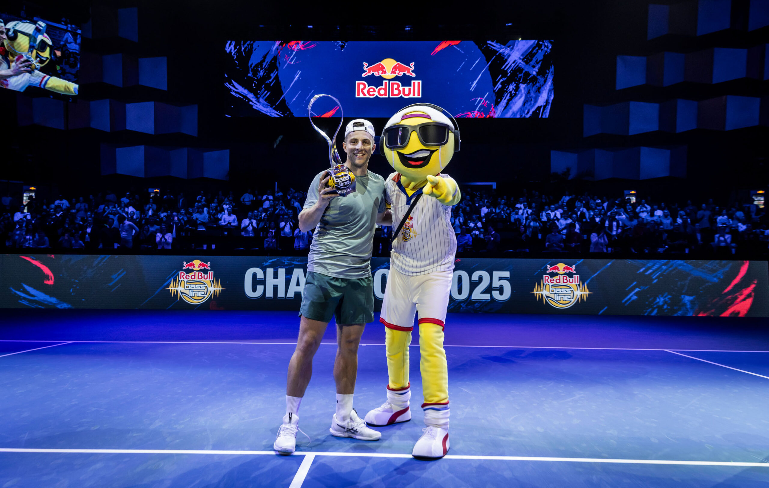 Best Motivation live bei Red Bull Bassline 2025 – Maskottchen „Kurt ...